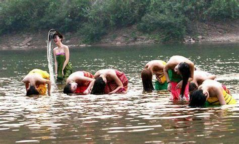 寮國少女就在路邊洗澡 尷尬難以形容 每日頭條