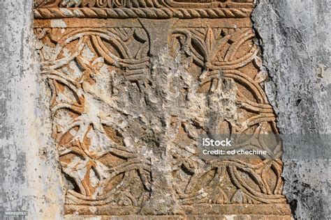 파괴와 기물 파손의 흔적이 있는 장식과 돌 조각의 요소 터키 페티예 근처의 그리스 도시 카르밀리소스의 유령 도시 0명에 대한