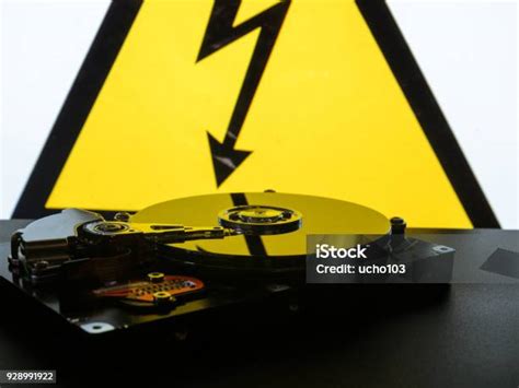 높은 전압 표시의 백그라운드에서 하드 디스크 데이터 수집 중요 한 데이터의 보관 0명에 대한 스톡 사진 및 기타 이미지 0명 고압 전류 주의 네트워크 서버 Istock