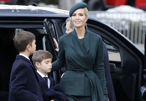 За малку ќе ја засенеше Меланија Иванка Трамп цела во зелено држи детал од 5 660 евра