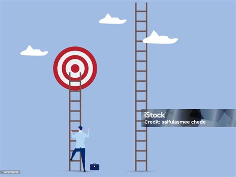 장기적인 성공 비즈니스 전략 또는 계획 재무 목표 또는 프로젝트 계획 개념 단기 목표를 달성하기 위해 사다리를 오르려는 똑똑한 사업가를 달성하기위한 단기 목표에 중점을