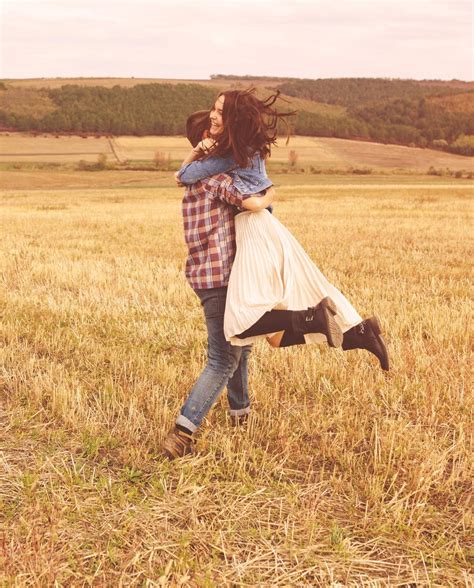 Фото Парень держит девушку на руках фотограф Arthur Hidden