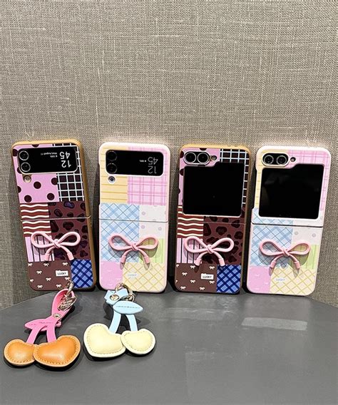 모이몰 갤럭시 Z플립 6 5 4 3 Zflip 지플립 리본 체크 패턴 가죽 열매 하트 키링 손잡이 행온택 휴대폰 핸드폰 폰 케이스