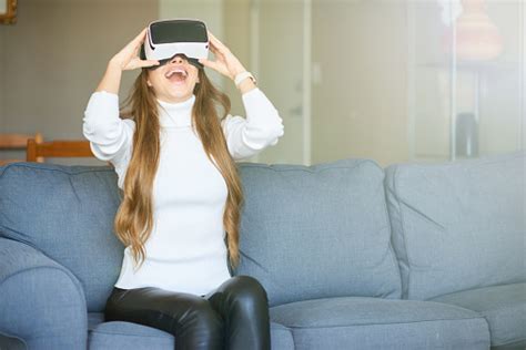 가정에서 일 하는 동안 가상 현실 헤드셋을 사용 하 여 젊은 아름 다운 여자 3차원 형태에 대한 스톡 사진 및 기타 이미지 3차원 형태 가상현실 가상현실 시뮬레이터