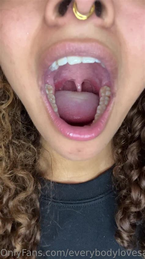Woman shows long tongue and uvula ThisVid com em inglês Woman shows long tongue and uvula ThisVid com em inglês