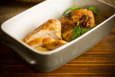 향신료와 허브를 곁들인 구운 치킨 필레 조각 세라믹 형태 건강한 식생활에 대한 스톡 사진 및 기타 이미지 건강한 식생활 고기 구이 Istock