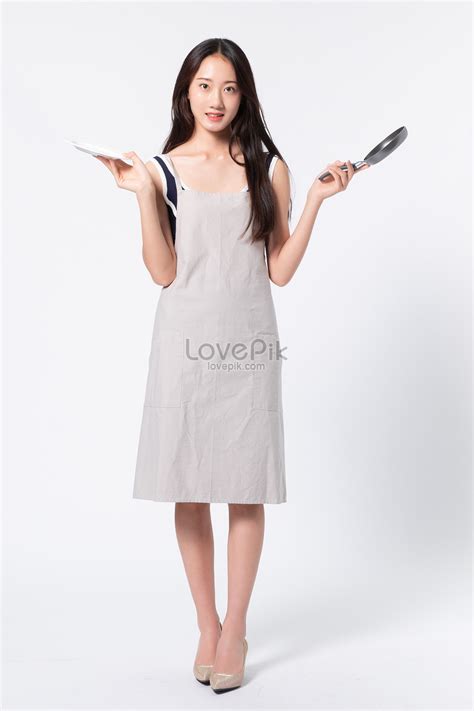 젊은 여성이 요리하는 요리를 요리한다 사진 무료 다운로드 Lovepik