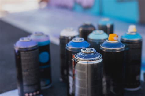 거리 예술을 위한 장비 세트 에어로졸 스프레이 페인트가 있는 스프레이 캔 병 벽에 낙서 및 벽화 만들기 페인트 캔 브러시 롤러 스텐실 벽화 및 낙서용 거리 예술가 키트