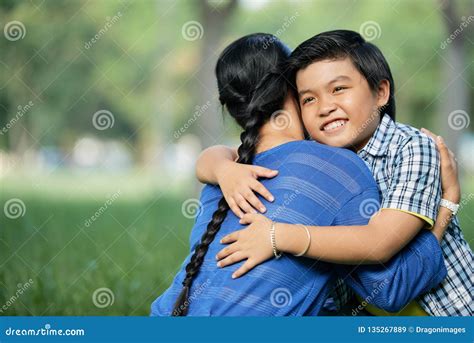 Muchacho Que Abraza A Su Madre Imagen De Archivo Imagen De Exterior Abrazo
