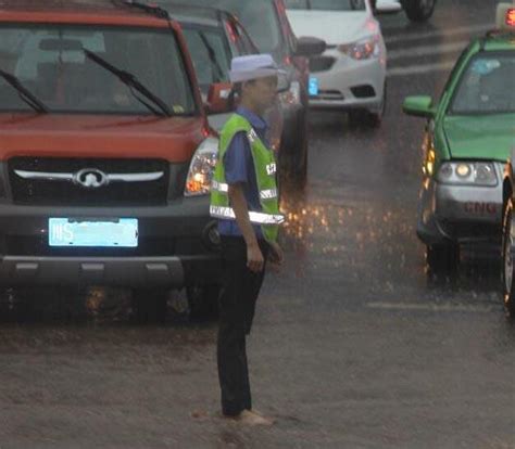 四川一95后女交警暴雨中赤脚执勤：鞋子被浸泡易打滑就脱了直击现场澎湃新闻 The Paper