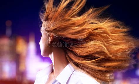 Jeune Femme Secouant Des Cheveux Photo Stock Image Du Vent Beau