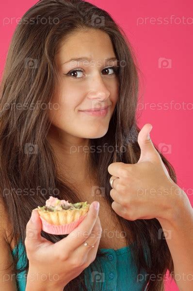 Фотография на тему Девушка ест вкусное пирожное Pressfoto