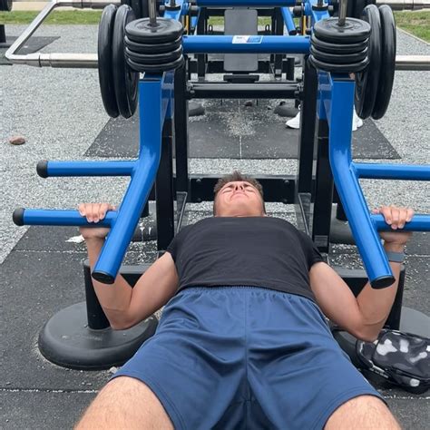 Incline Machine Chest Press Proper Form And Technique Guide Gravitus