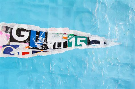 찢어진 초라한 및 문자와 숫자 텍스처 배경 클리핑에서 다채로운 콜라주와 광고판에 푸른 종이 포스터를 벗겨 간판에 대한 스톡 사진 및 기타 이미지 Istock