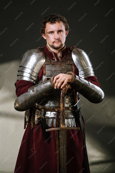 Cavaleiro De Homem Medieval Em Armadura E Arma Em Fundo Escuro Retrato Do Cavaleiro Foto Premium