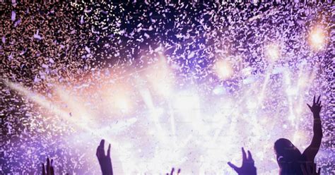 음악 축제에서 즐기고 춤추는 행복한 군중의 초상화 사진 Unsplash의 축제 이미지