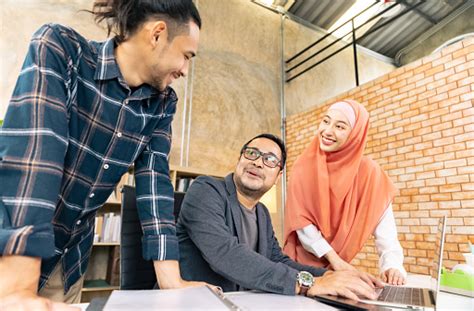 브레인스토밍 미팅 프레젠테이션의 아시아 비즈니스 크리에이티브 팀 현대인의 전문 동료와 팀워크 컨셉 20 24세에 대한 스톡 사진 및 기타 이미지 Istock