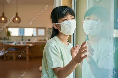 라이프스타일 주제 어린이 나이 희망 컨셉 소녀 여성 코로나19 코로나바이러스 포스트코로나 이미지 Jv12386383 게티이미지뱅크