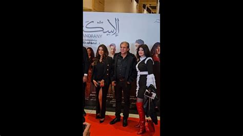 بفساتين مثيرة ممثلات شابات يطلبوا التصوير مع المخرج خالد يوسف فى عرض