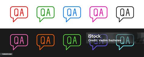 흑백 배경에서 격리된 질문 및 답변 아이콘으로 줄 음성 거품을 설정합니다 Q 및 기호 Faq 기호 채팅 음성 거품 및 차트 벡터