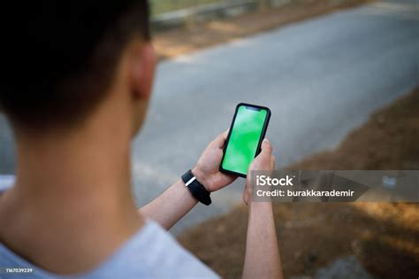 인터넷 온라인 쇼핑 및 전자 상거래 송금 송금 개념에 대한 격리 화면이있는 스마트 폰 휴대 전화를 들고 사용하는 손 공란에 대한 스톡 사진 및 기타 이미지 Istock