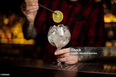 바텐더 칵테일 글라스 가득 얼음 조각에 라임 슬라이스를 추가 각얼음에 대한 스톡 사진 및 기타 이미지 각얼음 갈색 결정체 Istock