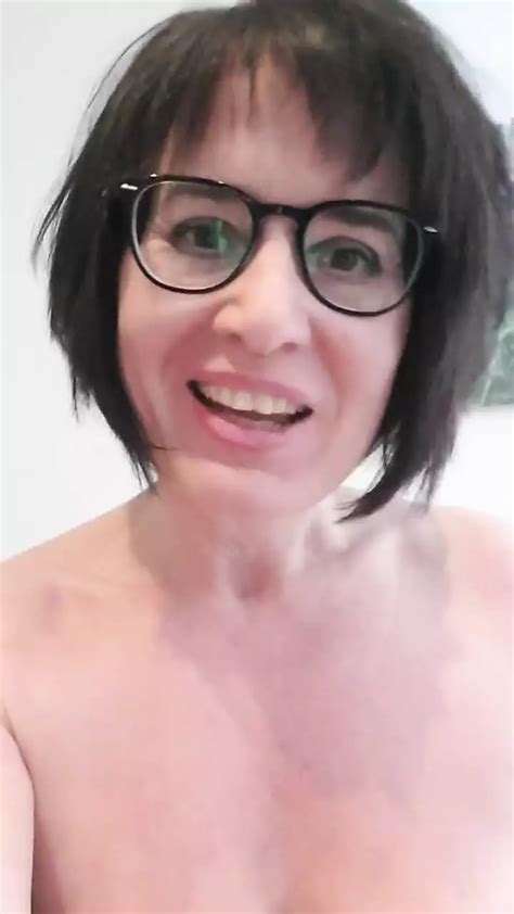 화장실에서 이른 아침 오르가즘을 느끼는 Julie Xhamster