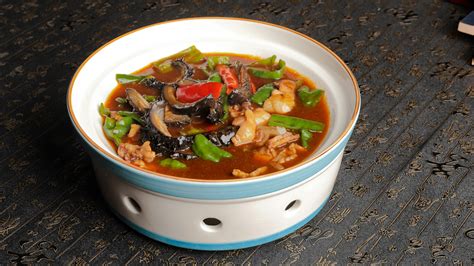 중국 허브를 곁들인 맛있는 검은 닭고기 수프 · 무료 스톡 사진