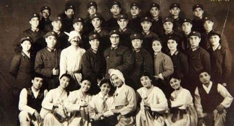 70年代，解放軍文藝演出的老照片 每日頭條