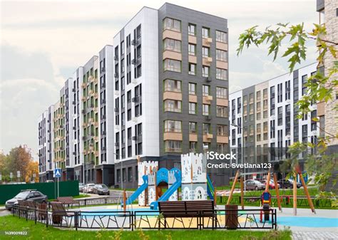 저층 주택 어린이 놀이터 복합 용도 도시 다가구 주거 지구 지역 개발 흐린 하늘 배경 건물 외관에 대한 스톡 사진 및 기타 이미지 건물 외관 건설 산업 사무실용 빌딩