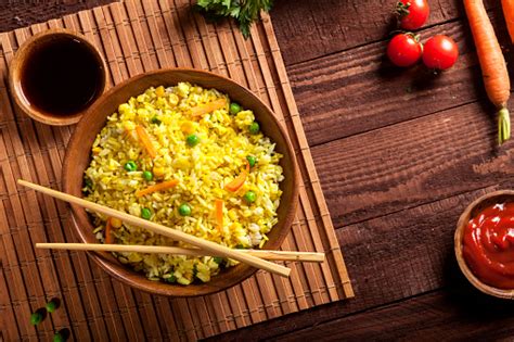 나무 갈색 대나무 배경에 소스와 젓가락 그릇에 카레와 야채와 밥 요리 갈색에 대한 스톡 사진 및 기타 이미지 갈색 건강한 생활방식 건강한 식생활 Istock