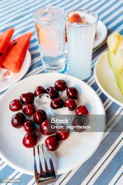 그리스 어 우조 또는 터키 라키 과일 샐러드와 전채 음식을 그리스 또는 터키 어 피시 레스토랑에서 저녁 식사 또는 해변에서 점심 식사 0명에 대한 스톡 사진 및 기타 이미지