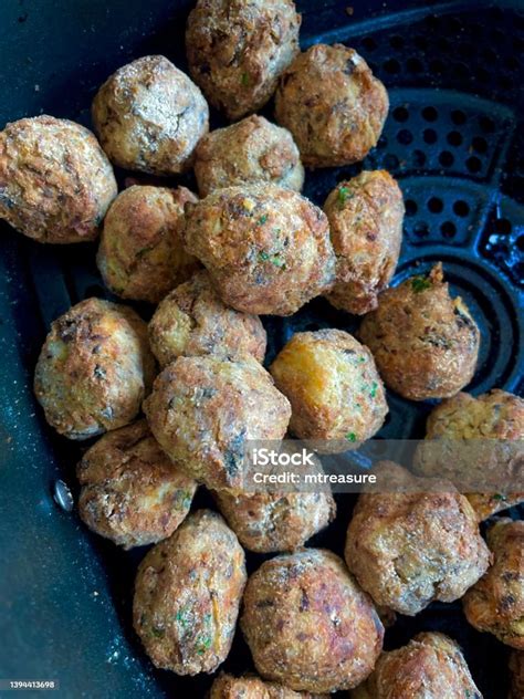 황금 갈색의 클로즈업 이미지 에어 프라이어에서 조리 된 생선 공 프라이팬 요리에 대한 건강한 대안 높은 전망 어묵에 대한 스톡 사진 및 기타 이미지 Istock