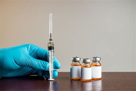 의료 백신 또는 치료의 주사를 준비하는 의료 인 빈 바이알 복사 공간을 복사합니다 예방 접종 개념 30 34세에 대한 스톡 사진 및 기타 이미지 Istock