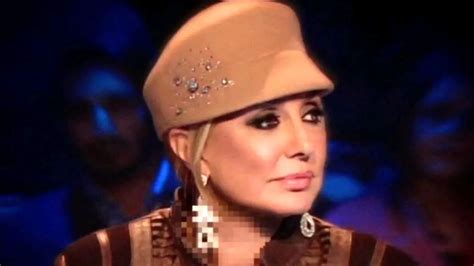 گوگوش با چهره پیر و چروکیده و لباس های عجیب در مجله آمریکایی