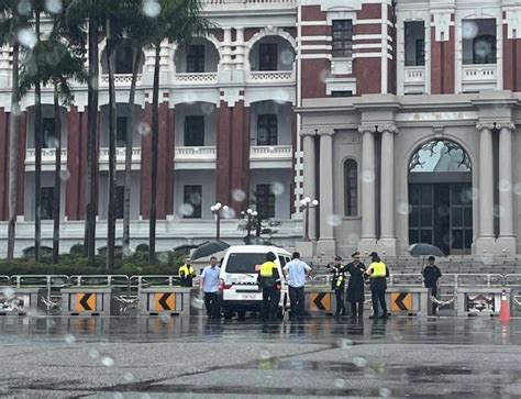 復康巴士滑行百公尺直撞總統府花台 司機尿急找廁所沒拉緊手煞車釀禍