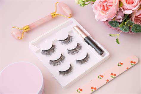 분홍색 배경에 거짓 속눈썹 메이크업 제품 얼굴 마사지기 꽃 네일 파일 크림 한 병 0명에 대한 스톡 사진 및 기타 이미지 0명 개인 장식품 눈 신체 부분 Istock