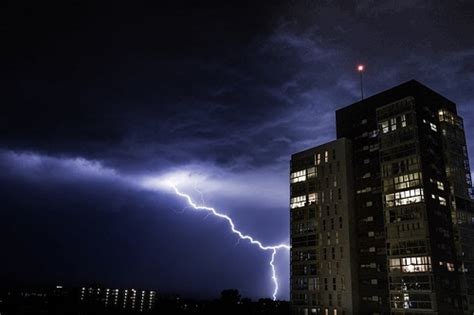 雷はなぜ落ちるのだろうか落ちると停電が起きるのはなぜ 雷の知恵袋