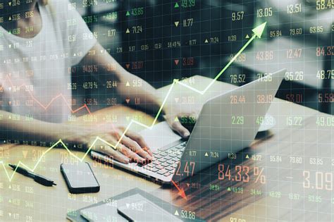 노트북 및 비즈니스 차트 화면으로 작업 하는 여자와 성장 개념 개념에 대한 스톡 사진 및 기타 이미지 개념 거래자 경제 Istock