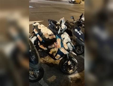 機車慘被「紅汁衛生棉」貼滿！破萬人按讚直呼噁 苦主現身了 Ettoday網搜新聞 Ettoday新聞雲