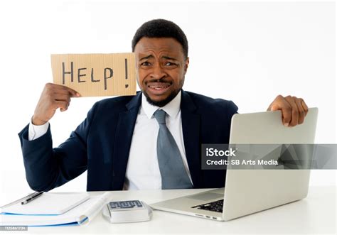 화가과 슬픈 찾고 도움을 요청 하는 기호를 들고 직장에서 스트레스를 겪고 노트북 컴퓨터와 절망적 인 아프리카계 미국인 실업가 백색에 격리 사람과 비즈니스 개념입니다 감정에