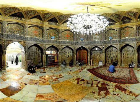 کسی که امام خمینی با تحت الحنک عمامه اش قبار از قبر او زدود