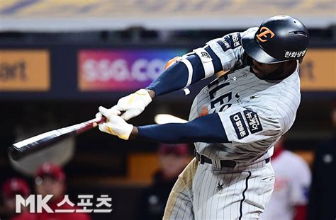 플로리얼 ‘승부를 뒤집는 역전 2타점 적시타 Mk포토 매일경제