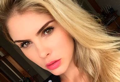 Bárbara Evans dá bom dia sexy só de lingerie OFuxico