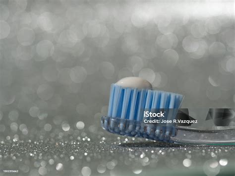 반짝이는 회색 배경에 완두콩의 크기에 해당하는 치약의 권장 크기와 칫솔 카피스페이스가 있는 수평 스톡 사진 칫솔에 대한 스톡 사진 및 기타 이미지 Istock