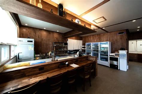 패턴 벽지로 레트로한 분위기가 물씬 풍기는 30평 횟집인테리어 구례