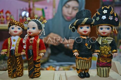 Kerajinan Miniatur Boneka Adat Nusantara Antara Foto