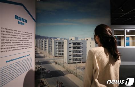 1975년 준공한 잠실아파트 모습 살펴보는 관람객