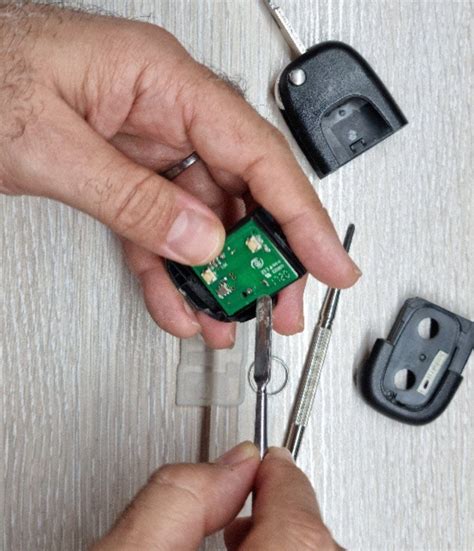 مراحل باز کردن ریموت و تعویض باطری ماشین اچ سی کراس روزگار