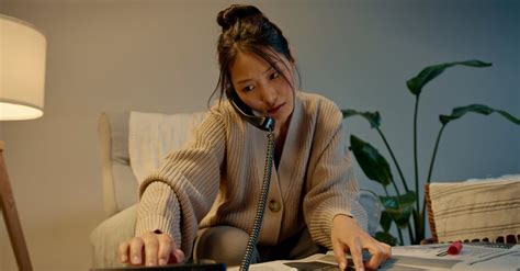 감정 표현 거실 경력 경로 구직 기술 평가 등불 말하고 있는 면접 준비 목표 설정 무선 전화기 보고있는 사람 소통 스웨터 실내 식물 실업 아늑한